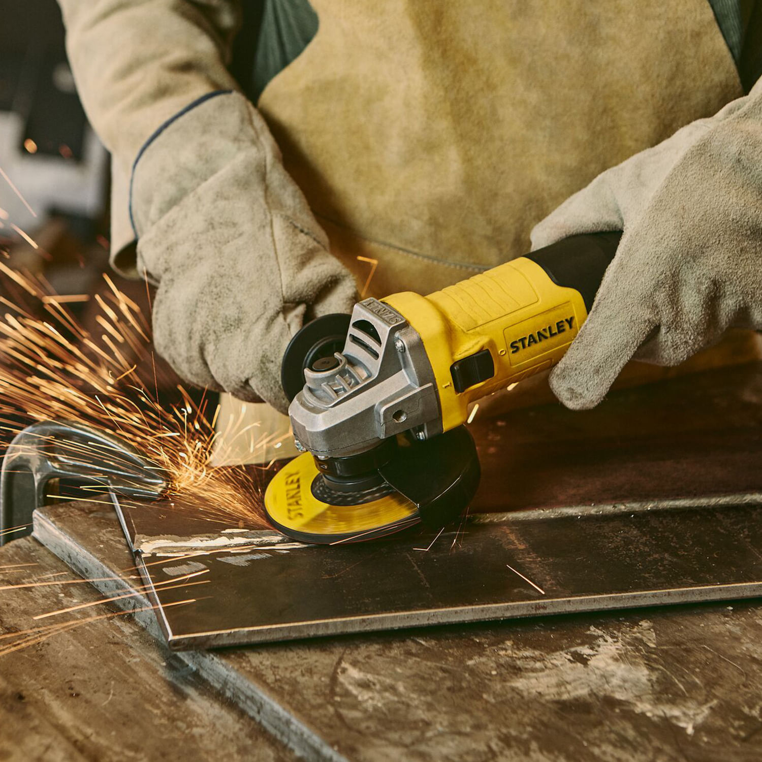 Amoladora angular de 4-1/2 pulgadas y motor de 900W a 12000 RPM. - STANLEY